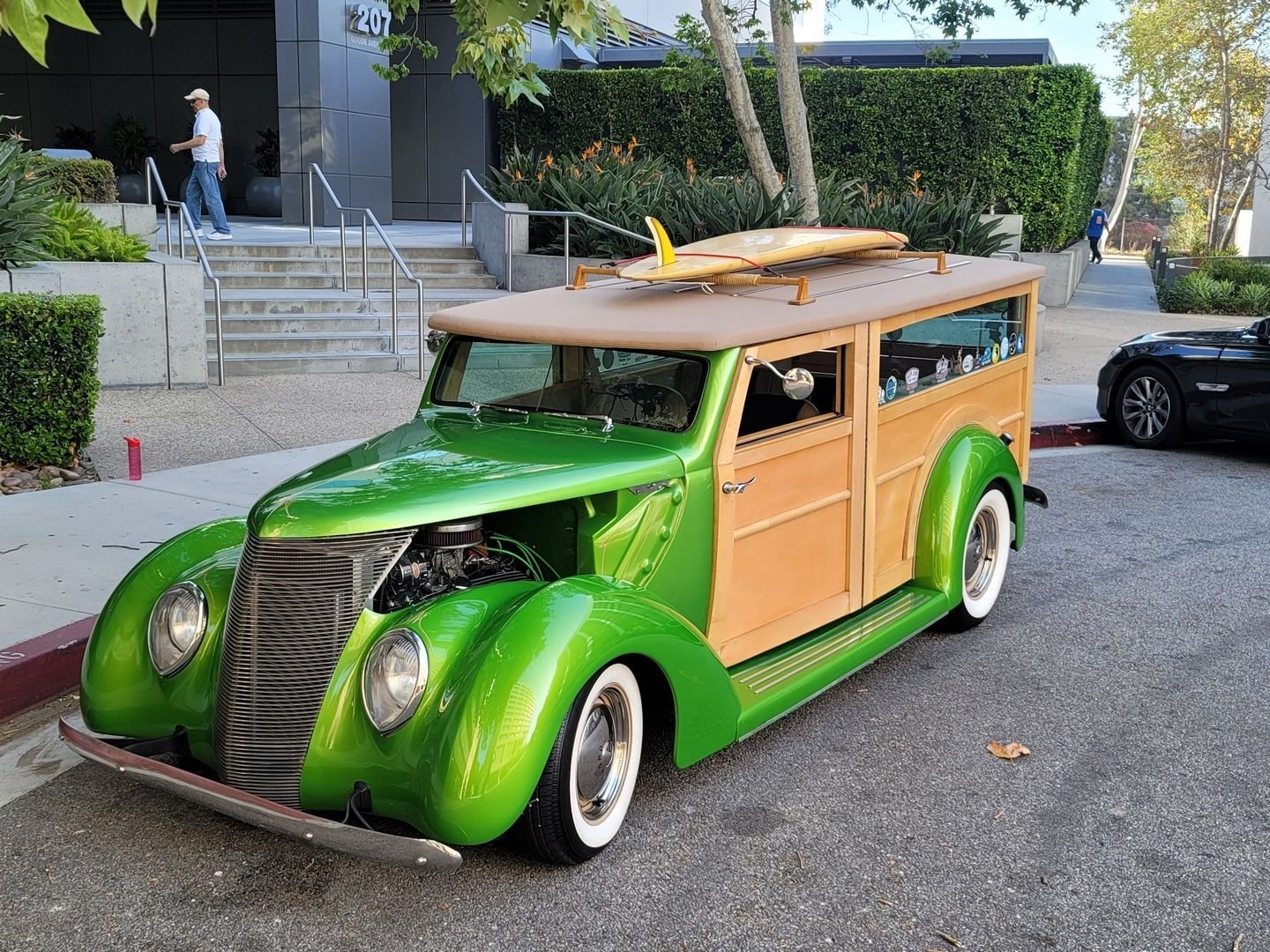 Solve 1937 Ford Custom Woody Wagon jigsaw puzzle online with 165 pieces