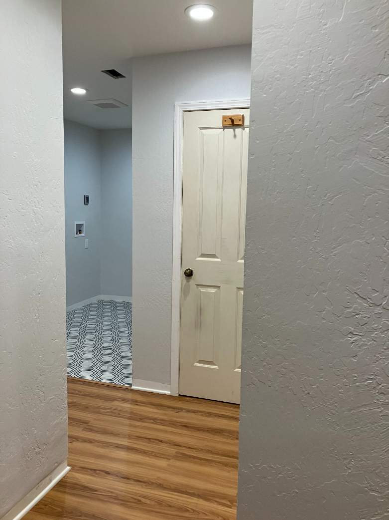 Solve #9 Entry to Laundry Room jigsaw puzzle online with 20 pieces