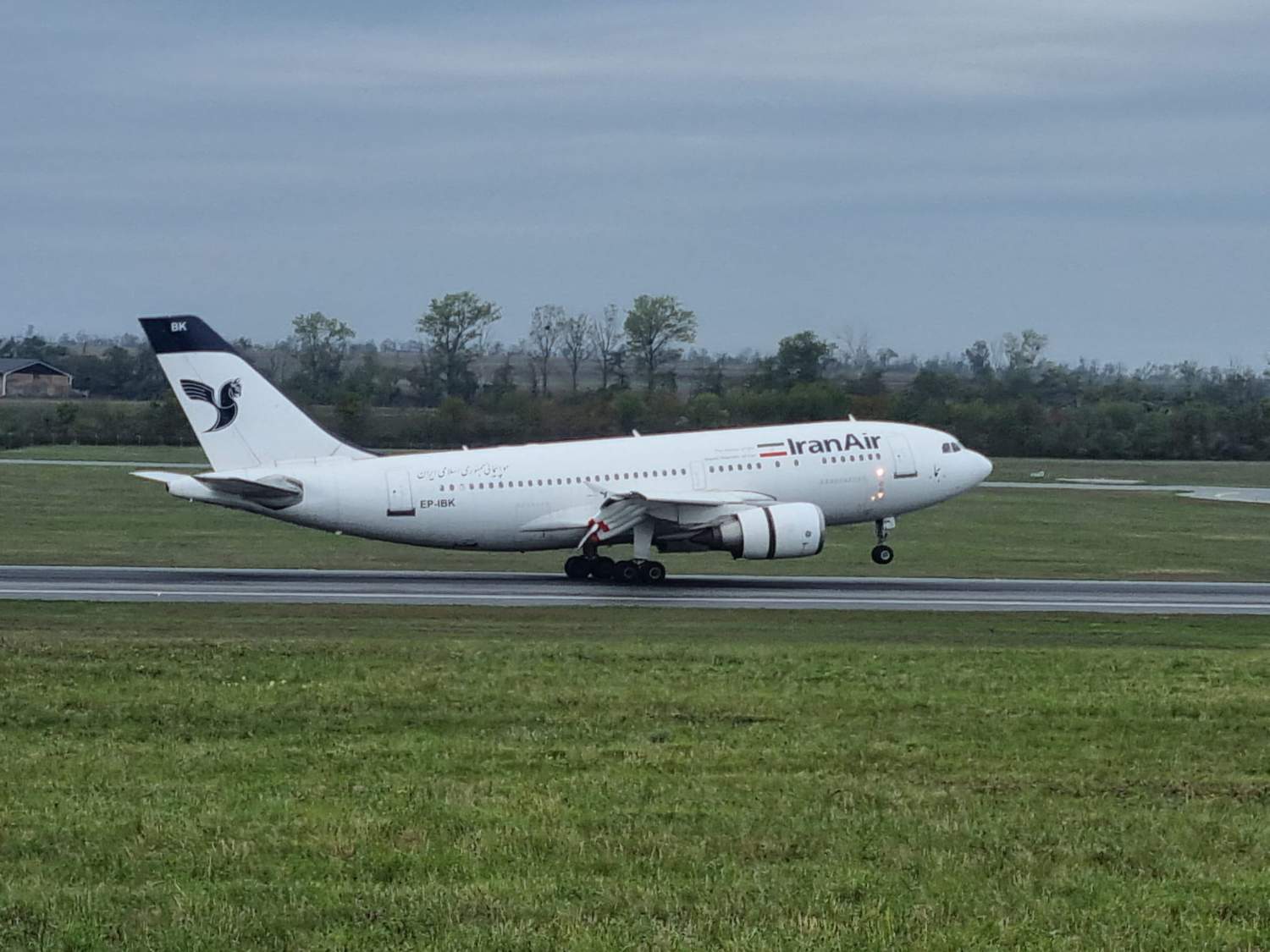 Solve Airbus A310-300 Iran Air jigsaw puzzle online with 88 pieces