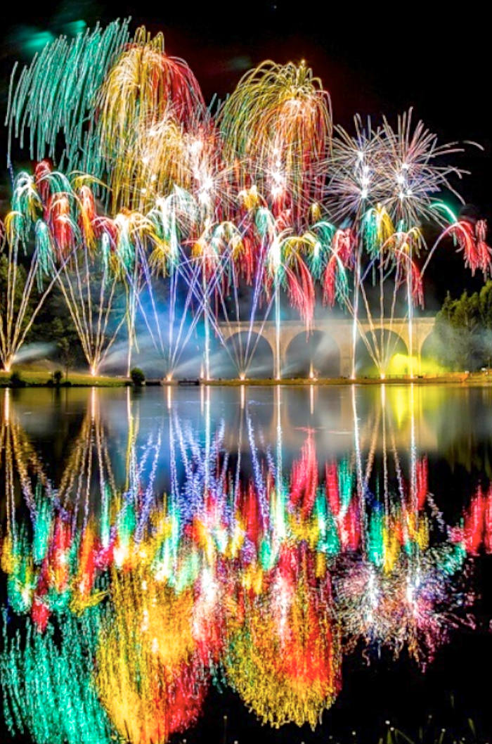 Solve Pretty fireworks jigsaw puzzle online with 150 pieces