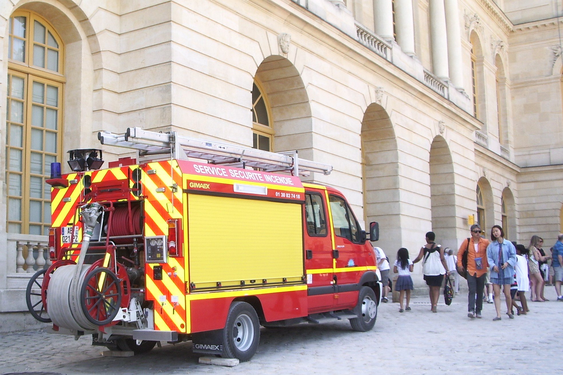 Solve Fire engine @ Versailles jigsaw puzzle online with 70 pieces