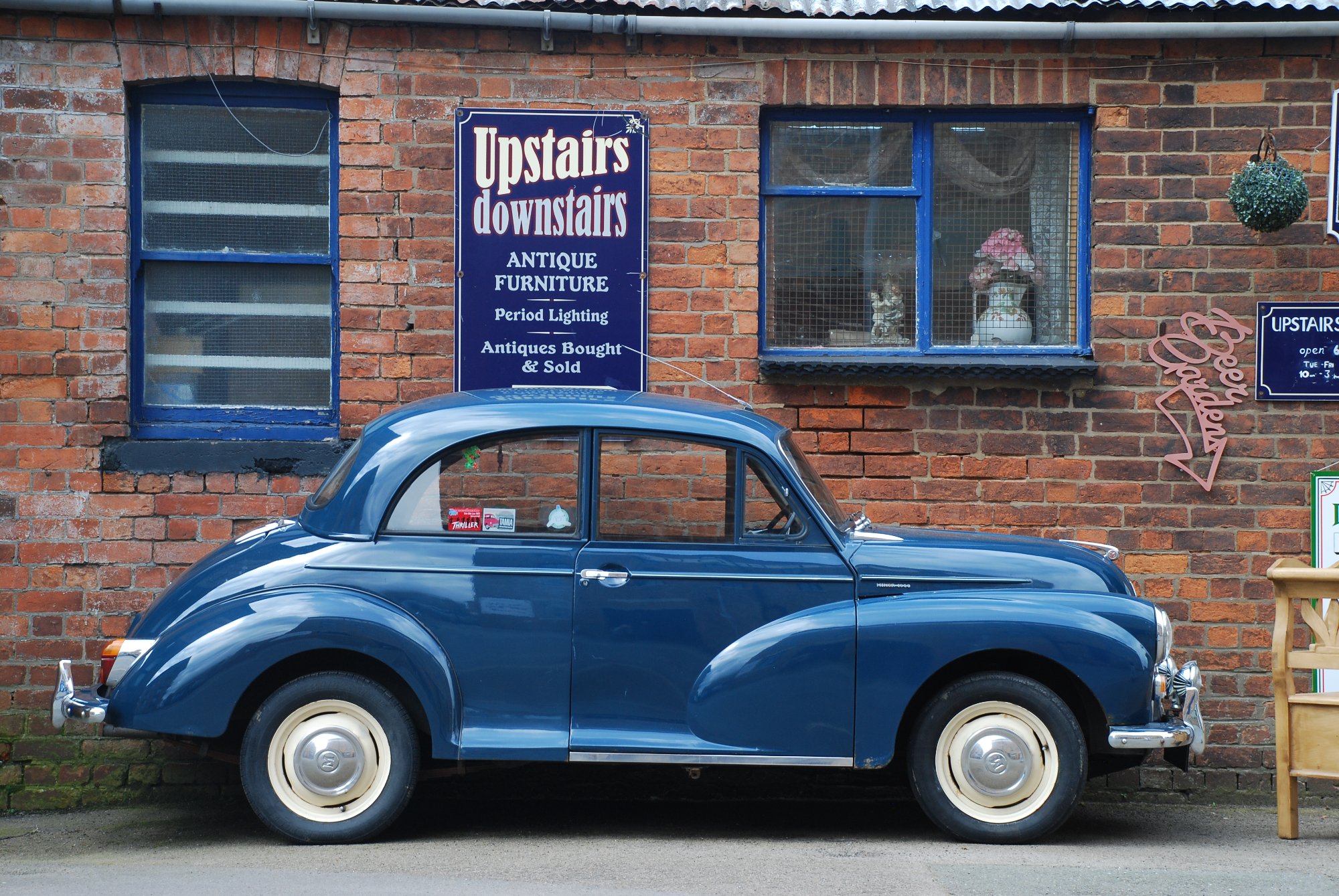 Solve Classic Morris Minor jigsaw puzzle online with 70 pieces