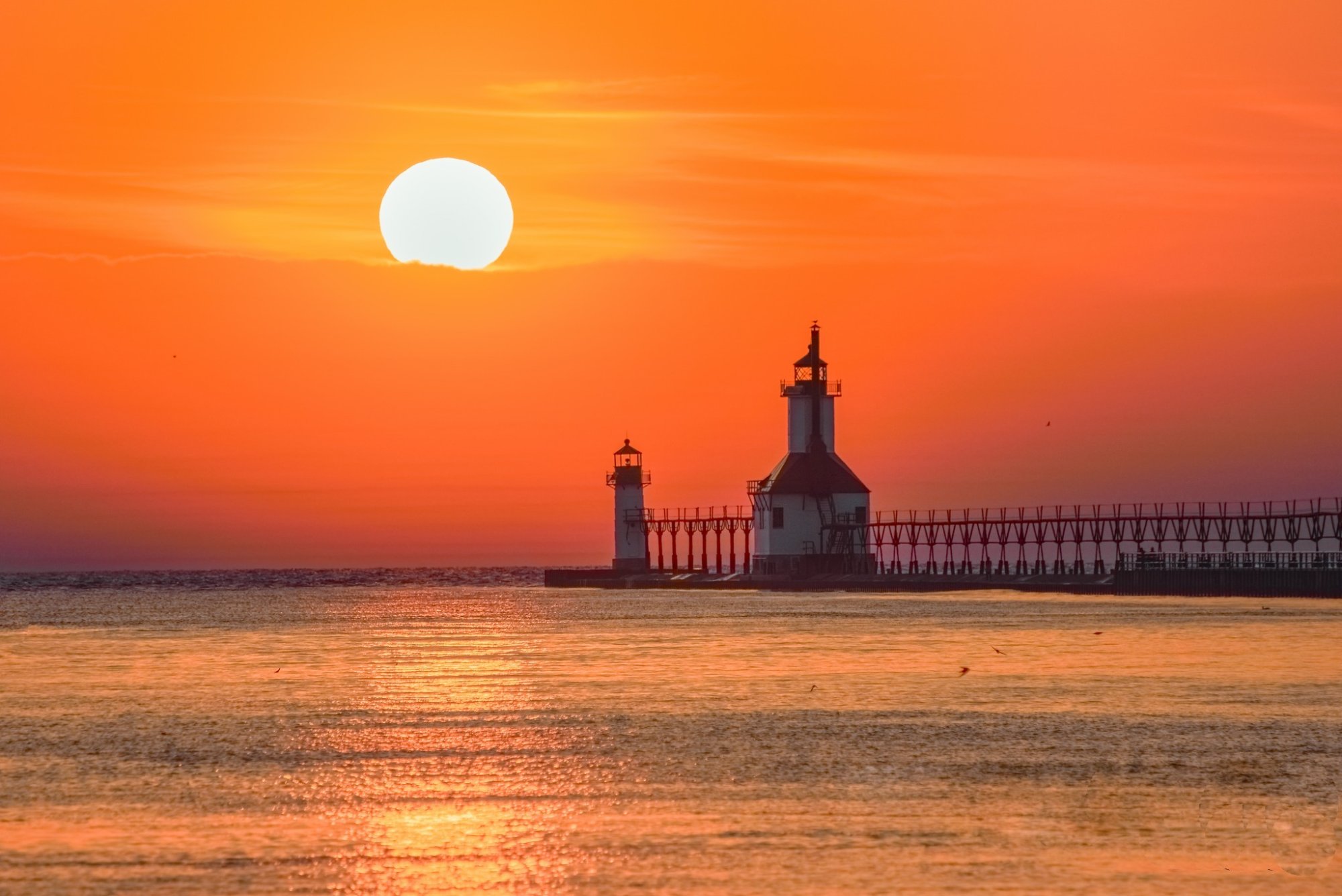 Solve Lake Michigan pier at sunset jigsaw puzzle online with 117 pieces