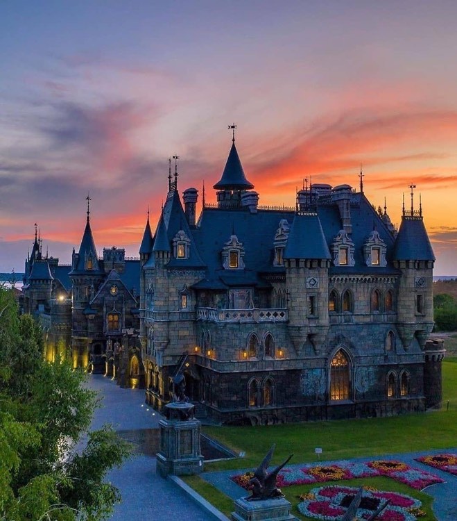 Solve Garibaldi castle, Russia jigsaw puzzle online with 9 pieces