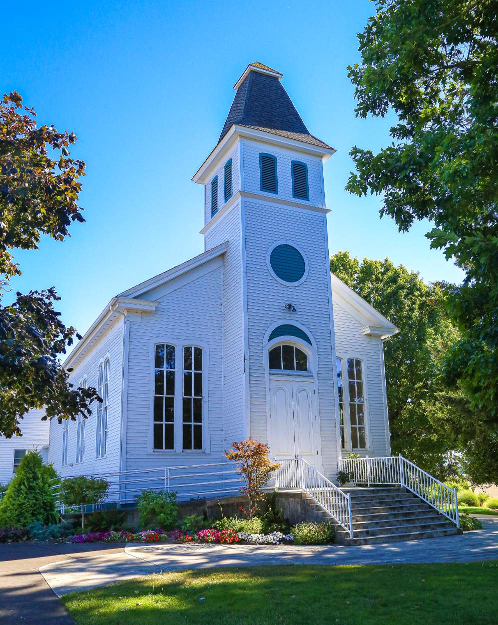 Solve CLASSIC CHURCH jigsaw puzzle online with 80 pieces