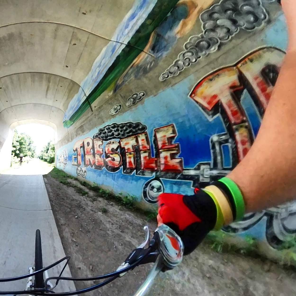 Solve Graffiti Tunnel jigsaw puzzle online with 100 pieces