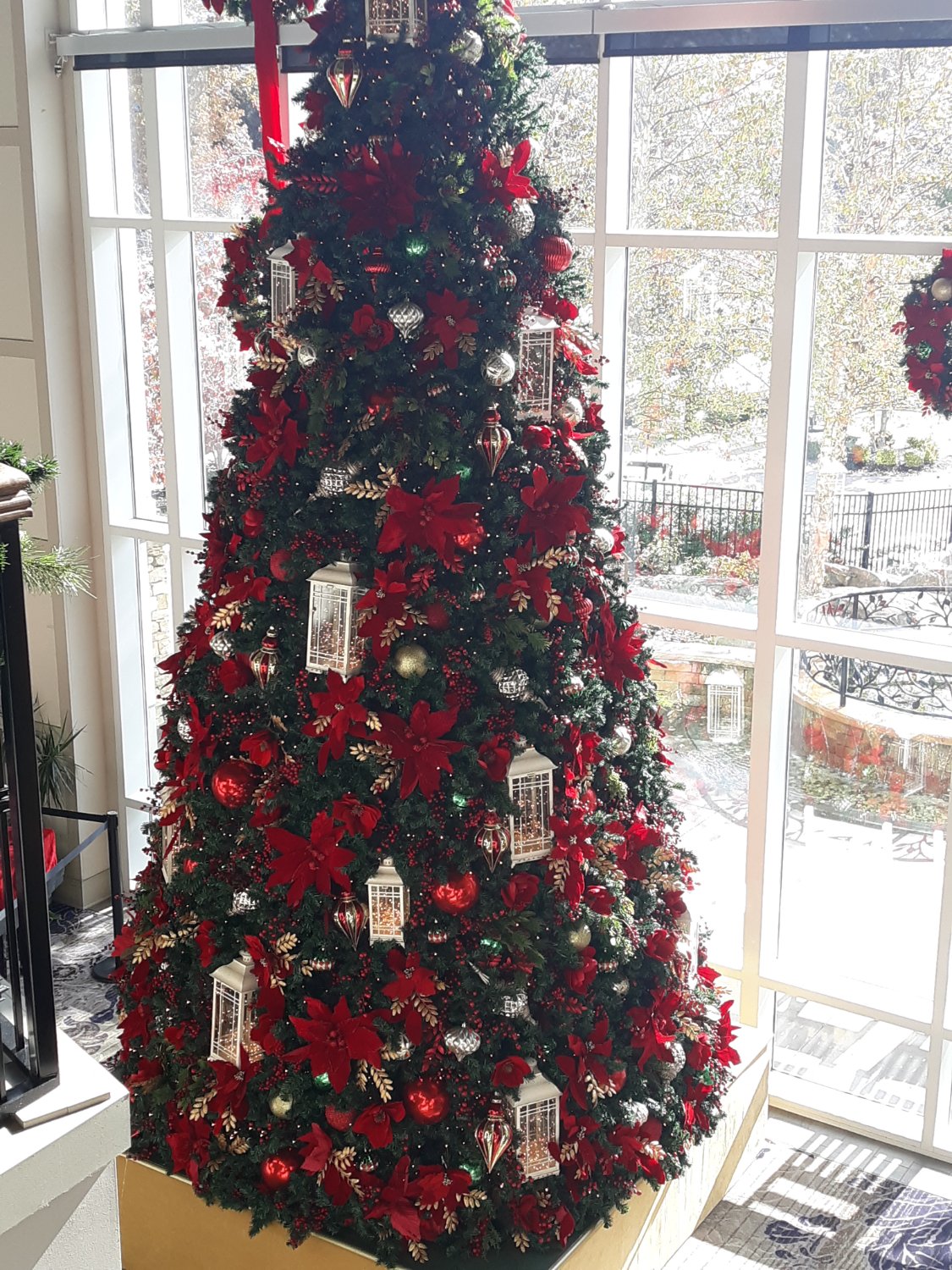 Solve Christmas tree jigsaw puzzle online with 130 pieces