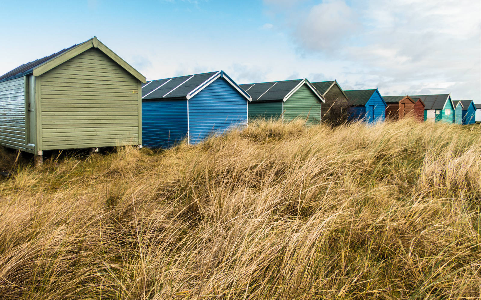 Solve Beach Huts jigsaw puzzle online with 360 pieces