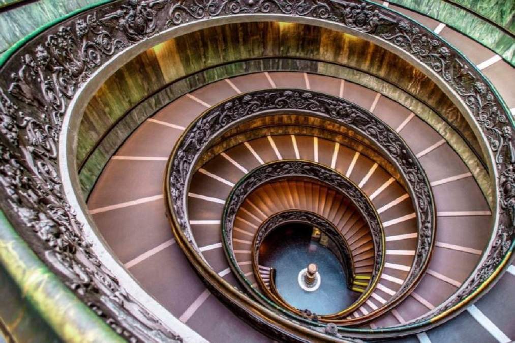 Solve "Bramante Staircase" jigsaw puzzle online with 70 pieces