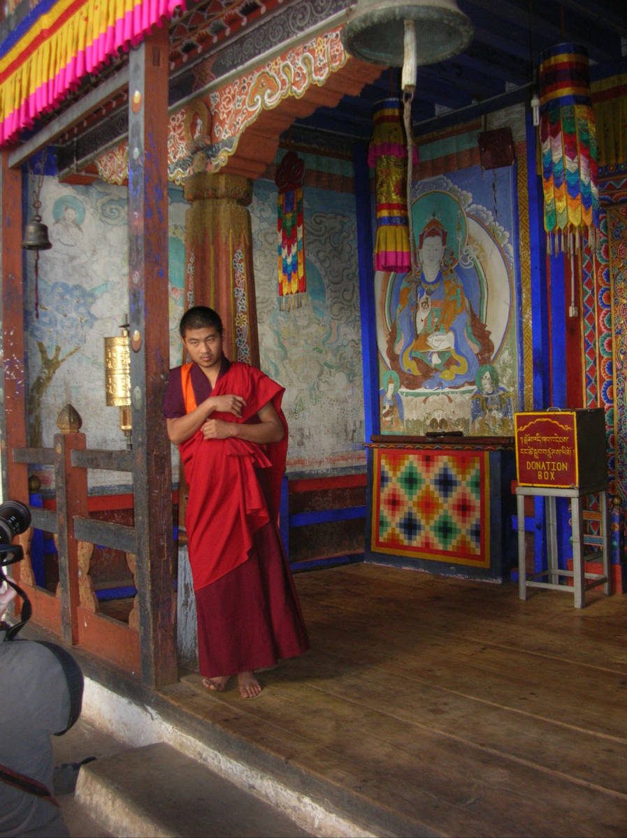 Solve Bhutanese Monk jigsaw puzzle online with 221 pieces