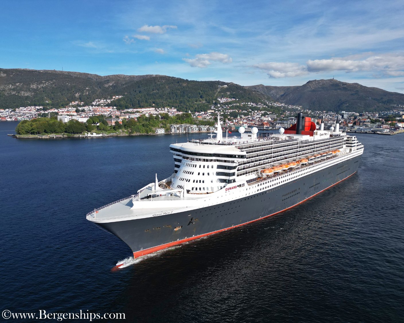 Solve Queen Mary 2 jigsaw puzzle online with 20 pieces