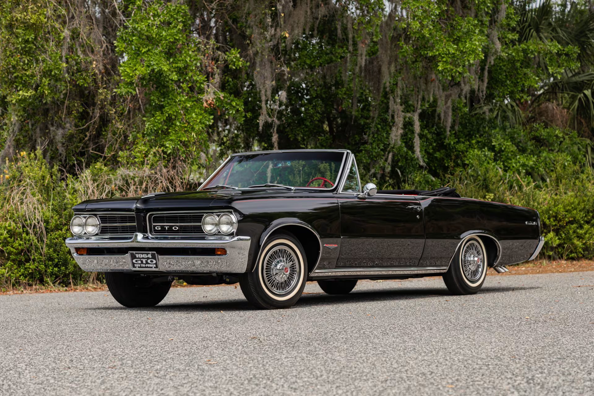 Solve 1964 Pontiac GTO Convertible jigsaw puzzle online with 96 pieces