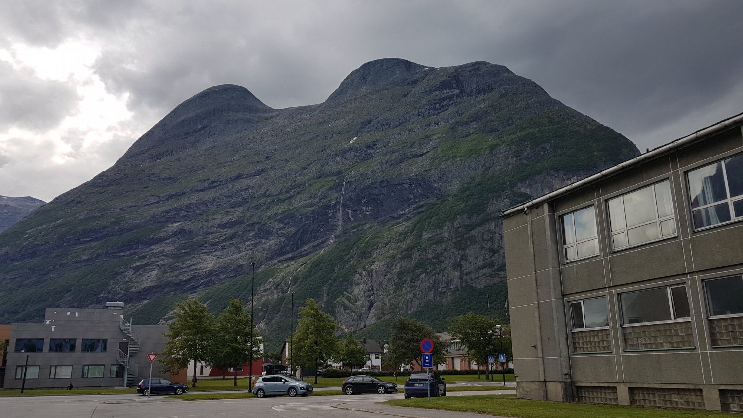 Solve Sunndalsøra 01 jigsaw puzzle online with 15 pieces
