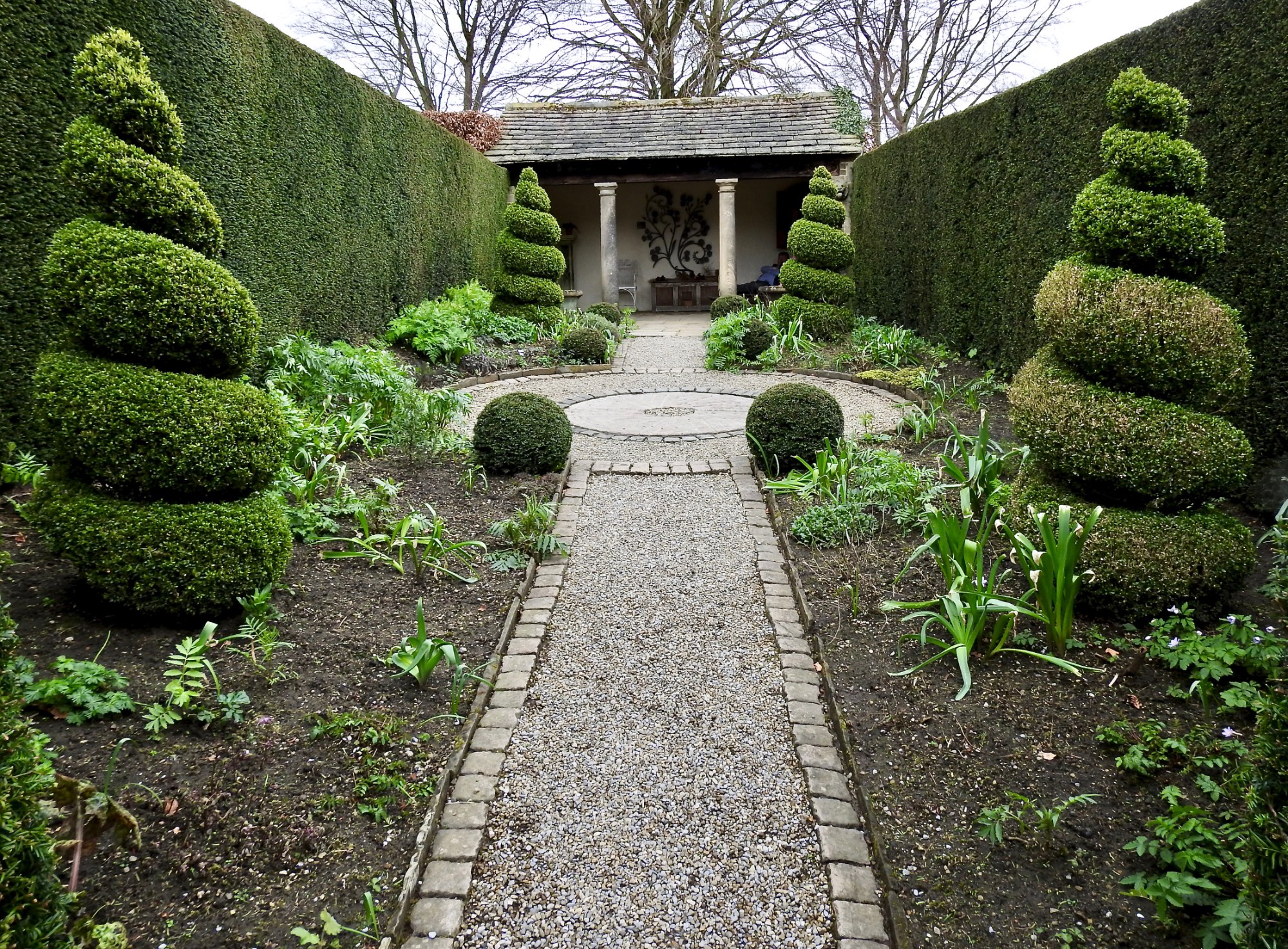 Solve York Gate Garden jigsaw puzzle online with 108 pieces
