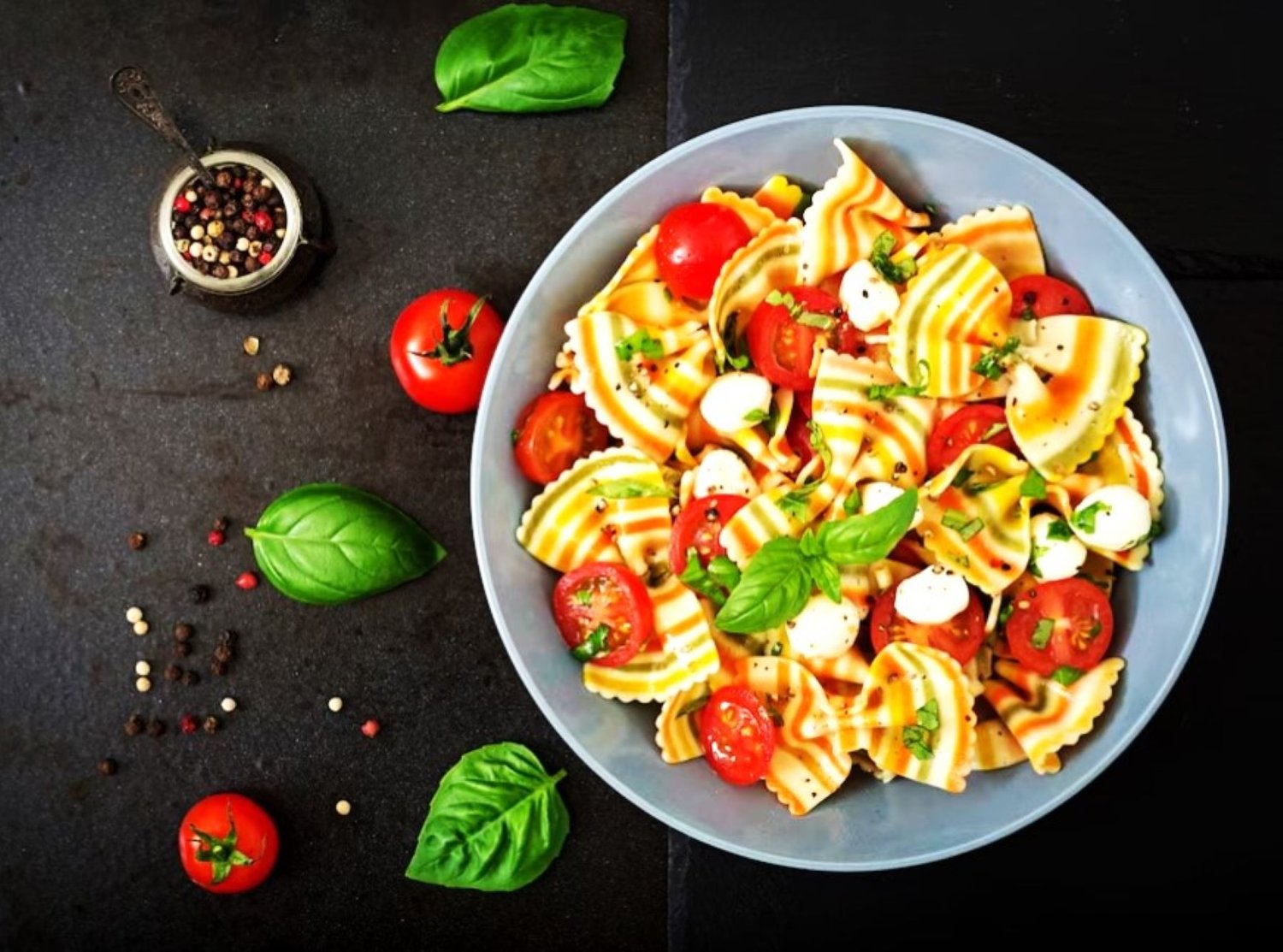 Solve Tri-color Pasta jigsaw puzzle online with 24 pieces