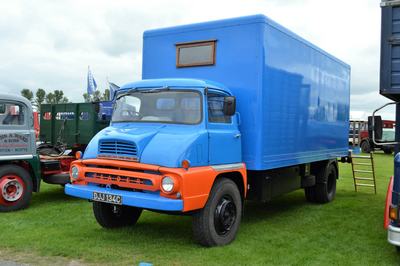 Solve 1965 Ford Thames Trader box van jigsaw puzzle online with 117 pieces