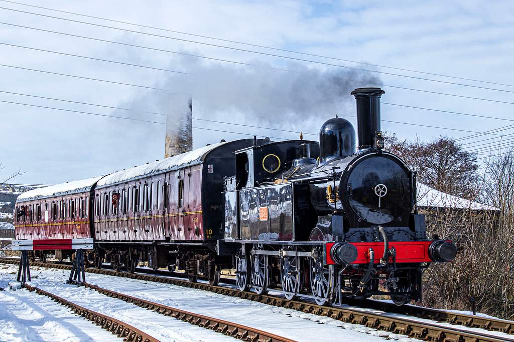 Solve Keighley facing tank jigsaw puzzle online with 77 pieces