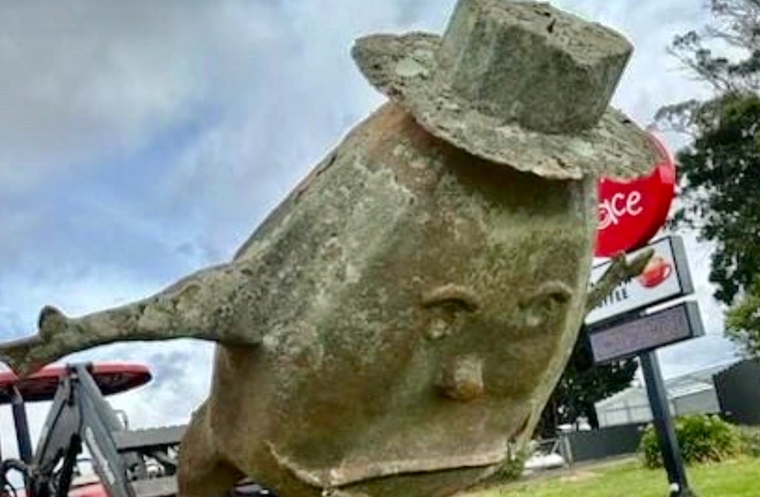 Solve Slow news week in Australia 🥔 jigsaw puzzle online with 12 pieces