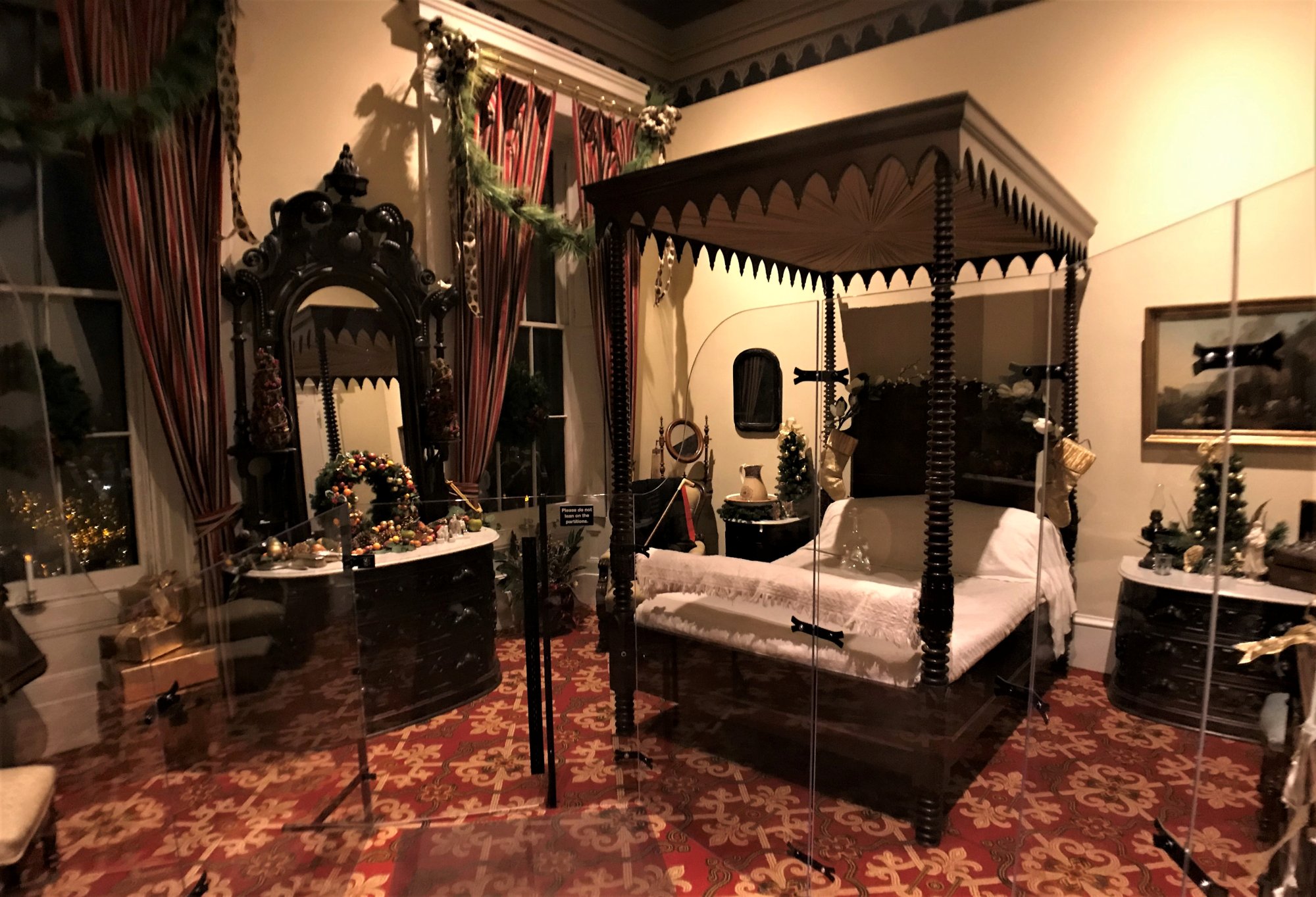 Solve Henry Shaw's Bed Chamber (medium) jigsaw puzzle online with 88 pieces