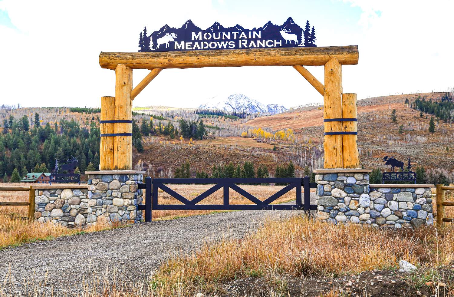 Solve FANCY RANCH ENTRANCE jigsaw puzzle online with 96 pieces