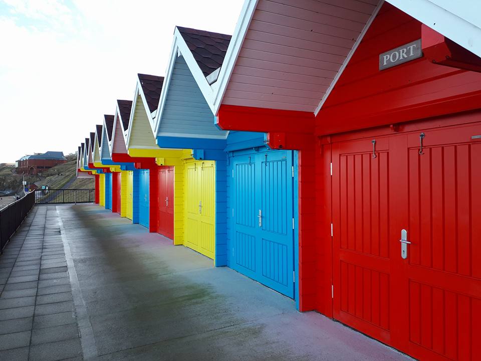 Solve Beach Huts jigsaw puzzle online with 80 pieces