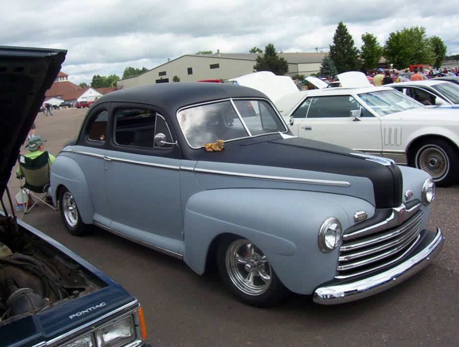 Solve car show jigsaw puzzle online with 20 pieces