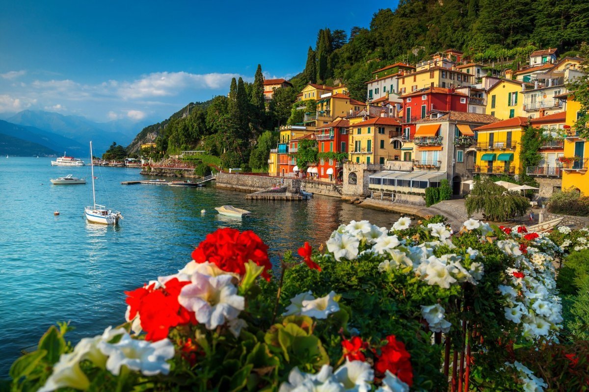 Solve Lago di Como jigsaw puzzle online with 280 pieces