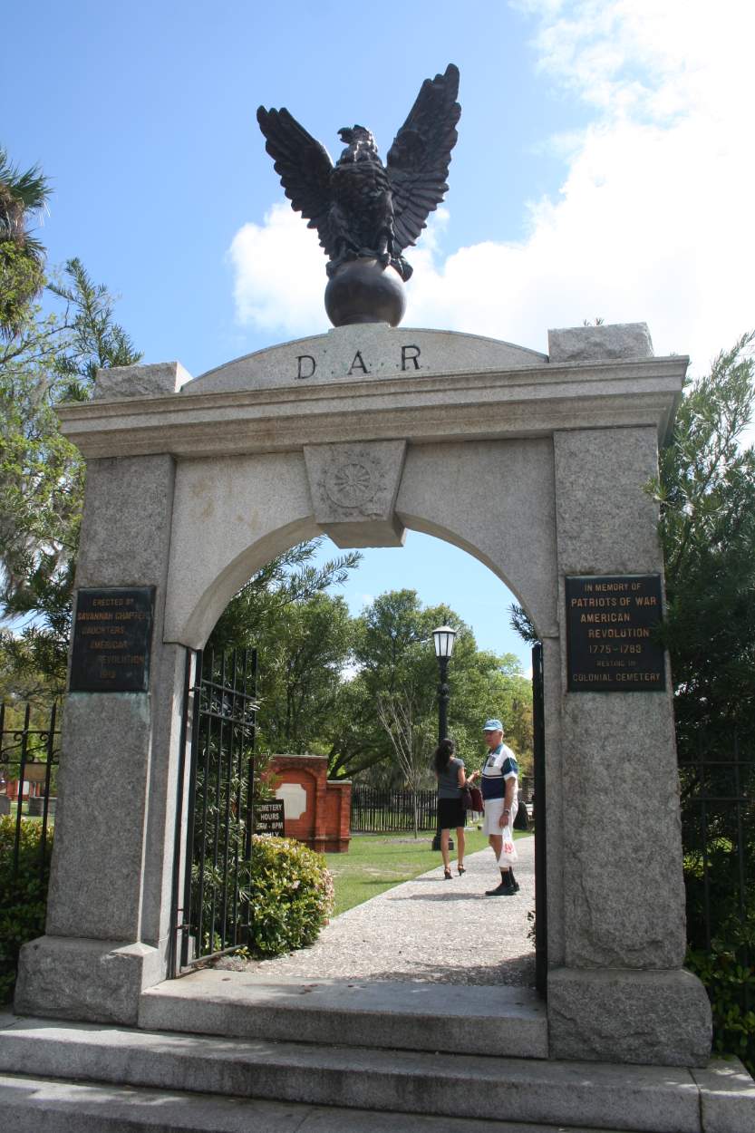 Solve DAR Memorial Arch jigsaw puzzle online with 70 pieces