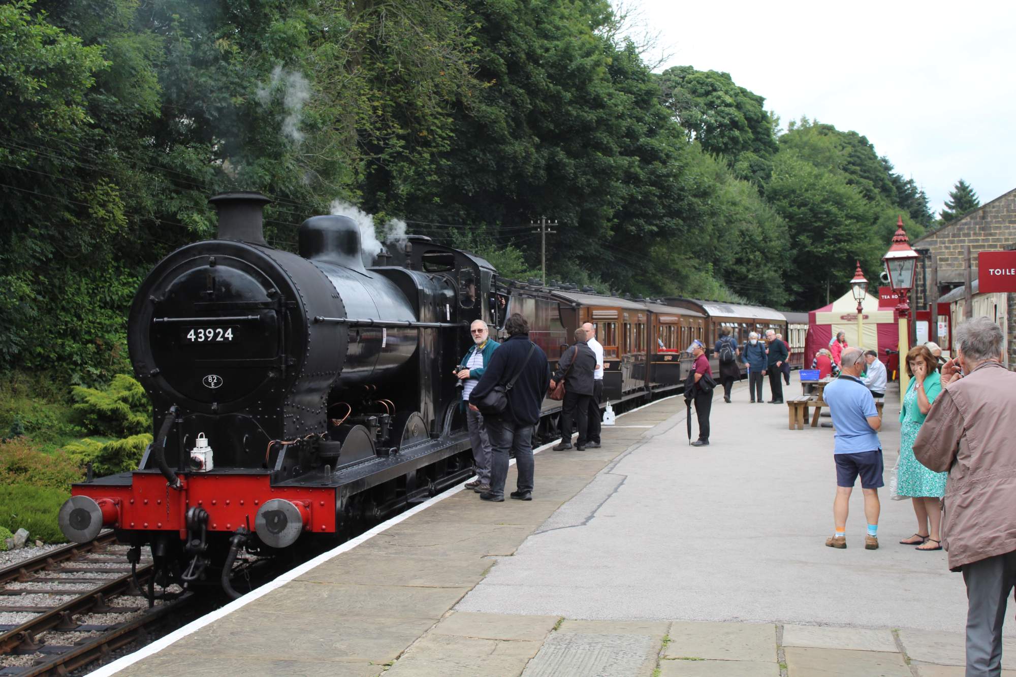 Solve LMS Class 4F 0-6-0 43924 at Oxenhope on the KWVR. jigsaw puzzle ...