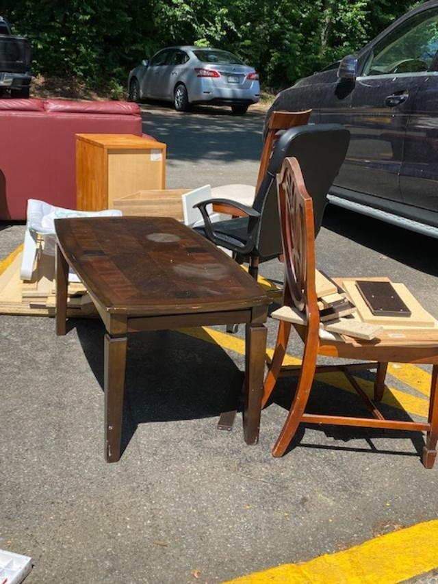 Solve Tables and chair jigsaw puzzle online with 20 pieces