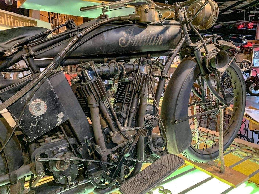 Solve 1913 Indian Motorcycle jigsaw puzzle online with 252 pieces