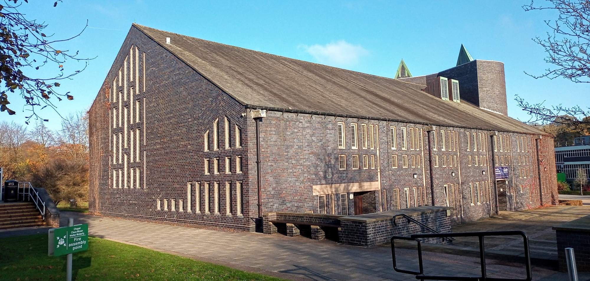 Solve KEELE UNIVERSITY CHURCH jigsaw puzzle online with 136 pieces