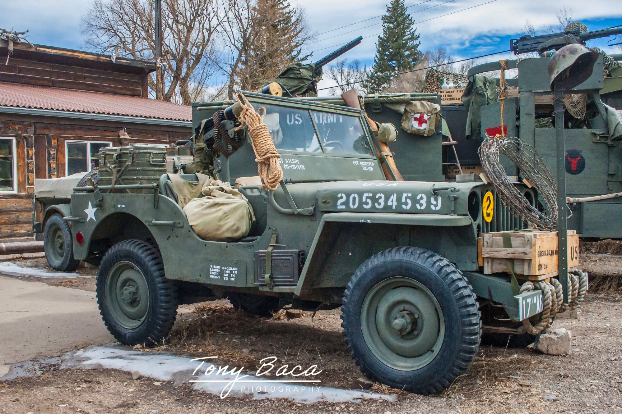 Solve Willys Military Jeep jigsaw puzzle online with 600 pieces