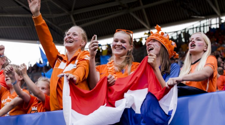 Solve Dutch fans cheering a Dutch sportsteam! 'You'll never walk alone ...