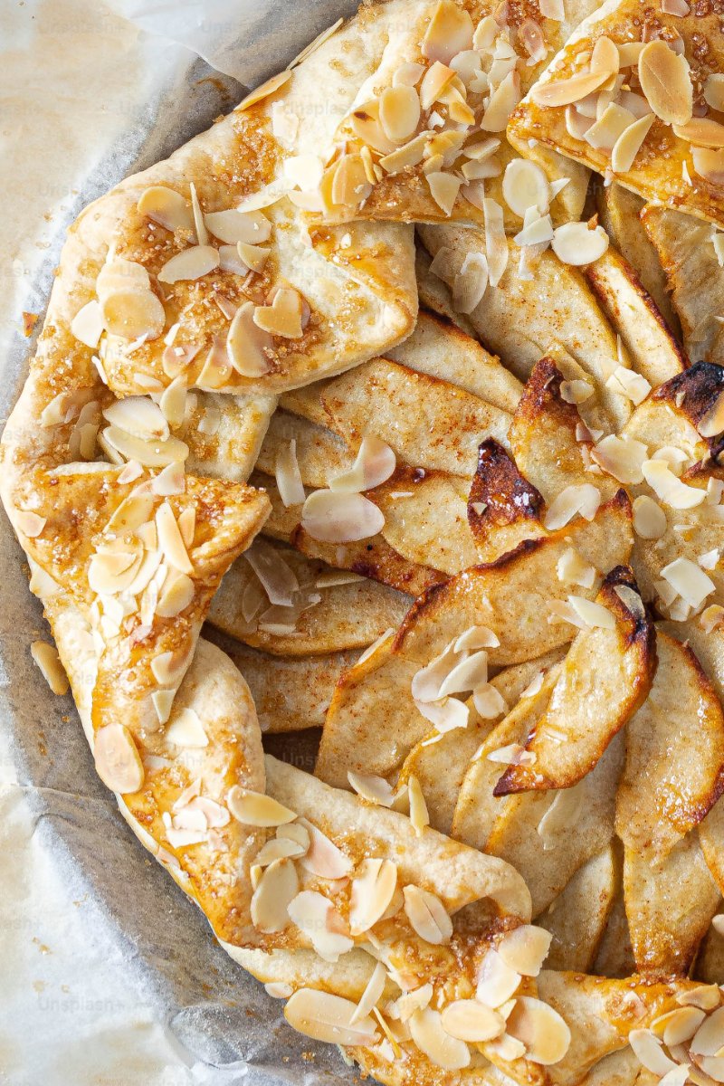 Solve Apple pie with almonds jigsaw puzzle online with 24 pieces