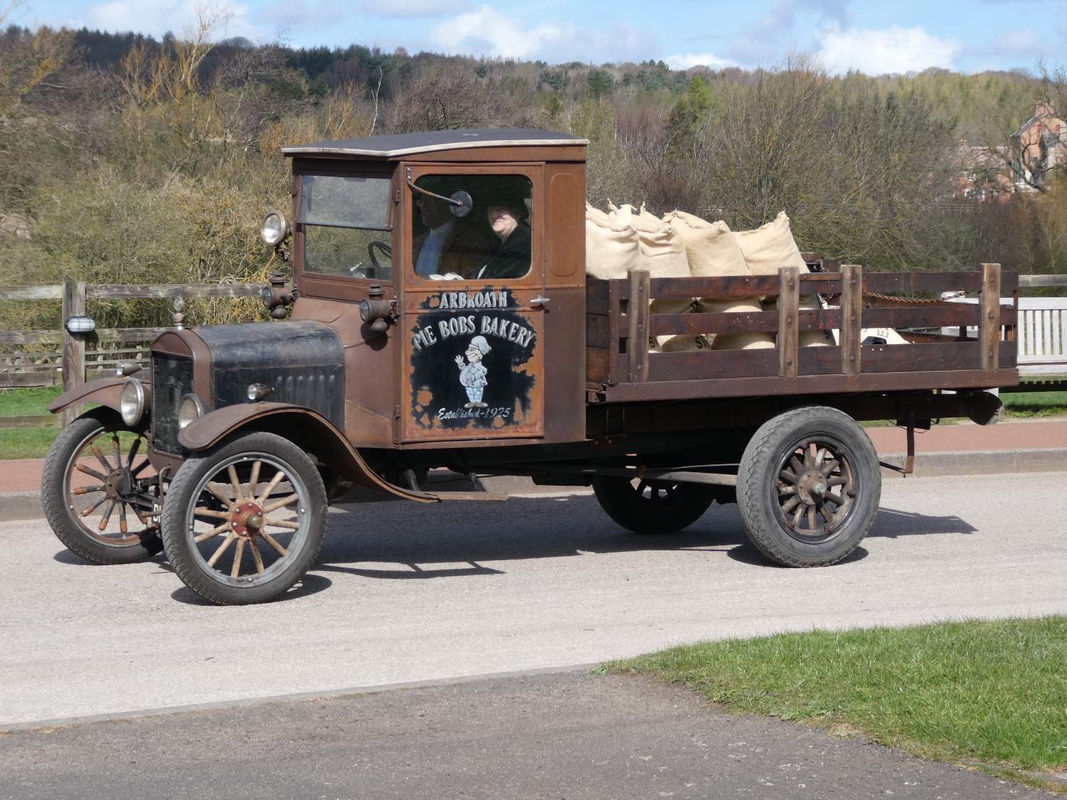 Solve 1927 Ford Model-T Truck jigsaw puzzle online with 108 pieces