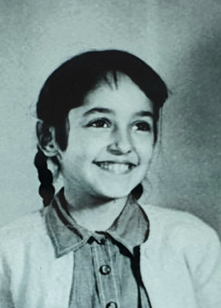 Solve Young Girl Can You Guess Jigsaw Puzzle Online With 24 Pieces