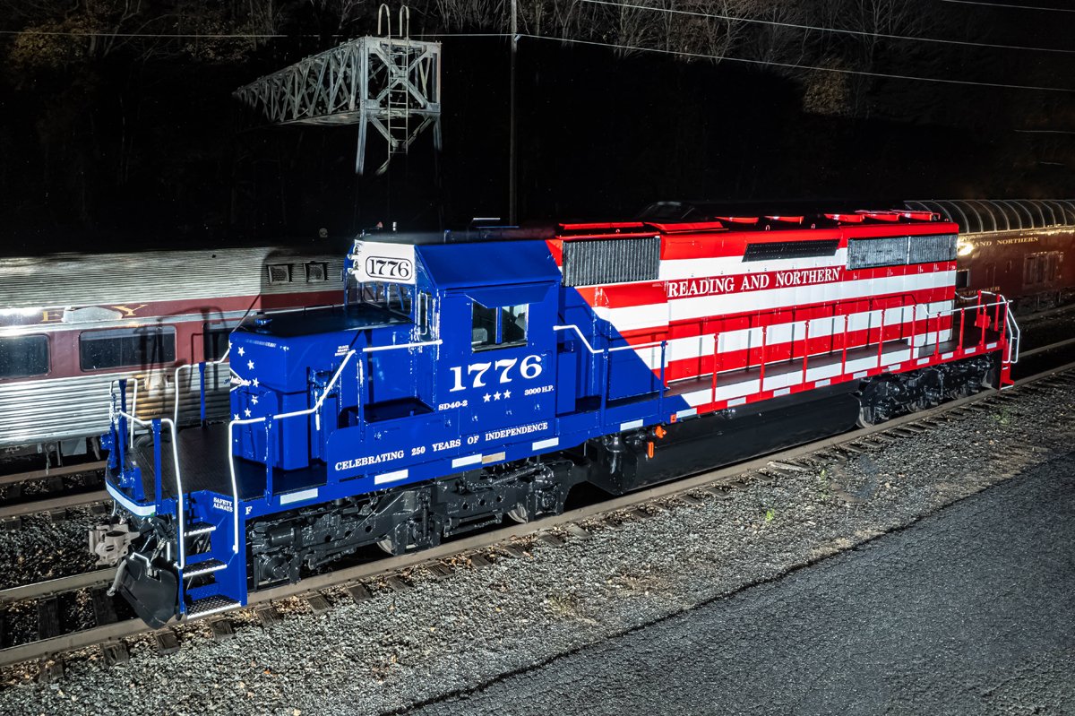 Solve Reading & Northern has repainted one of its 20 SD40-2 locomotives ...
