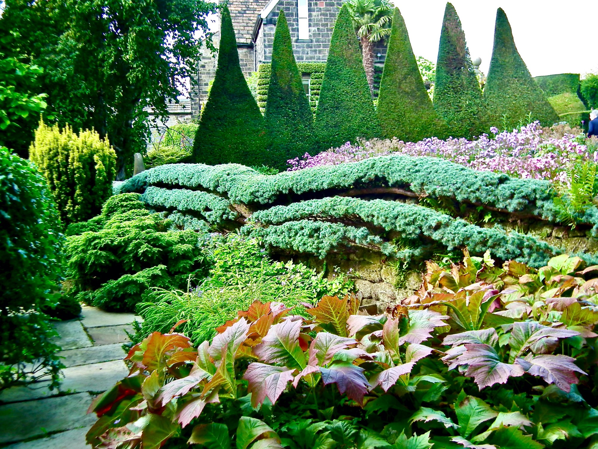 Solve York Gate Garden jigsaw puzzle online with 99 pieces