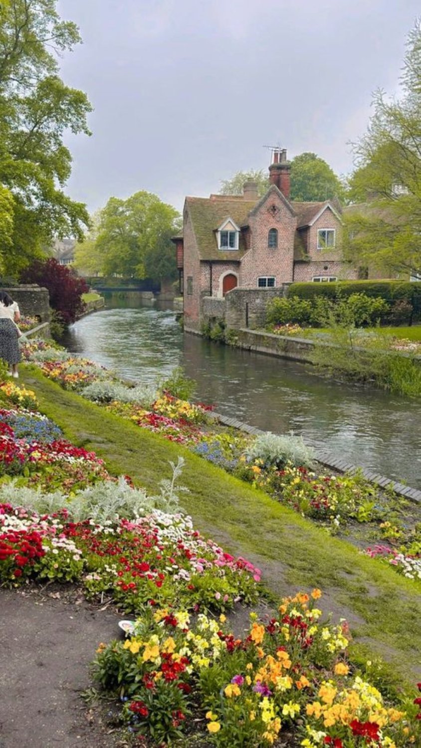 Solve Canterbury jigsaw puzzle online with 594 pieces