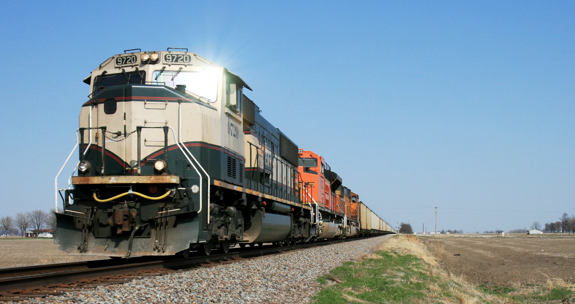 Solve The BNSF 9720 jigsaw puzzle online with 72 pieces