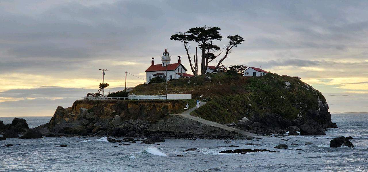 Solve Battery Point Lighthouse jigsaw puzzle online with 136 pieces