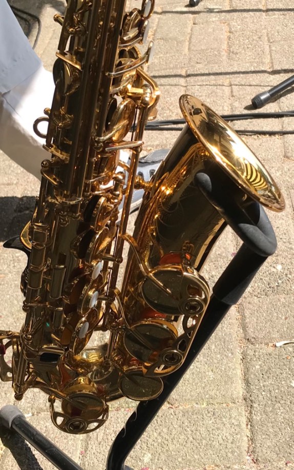 Solve 2380 Saxophone jigsaw puzzle online with 12 pieces