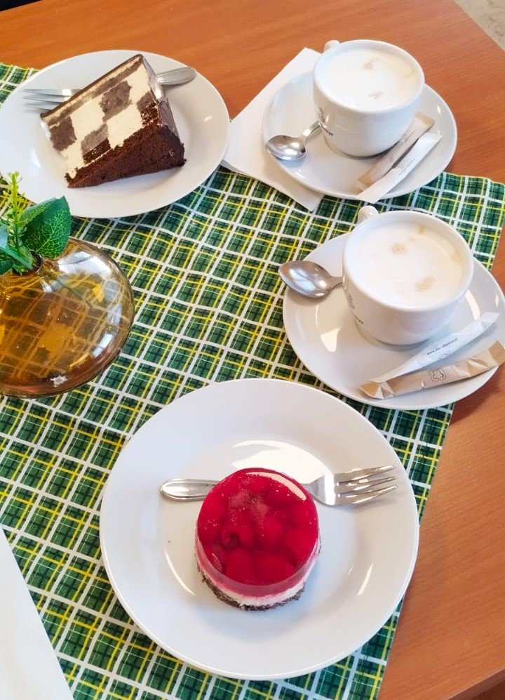 Solve V kavárně jigsaw puzzle online with 12 pieces