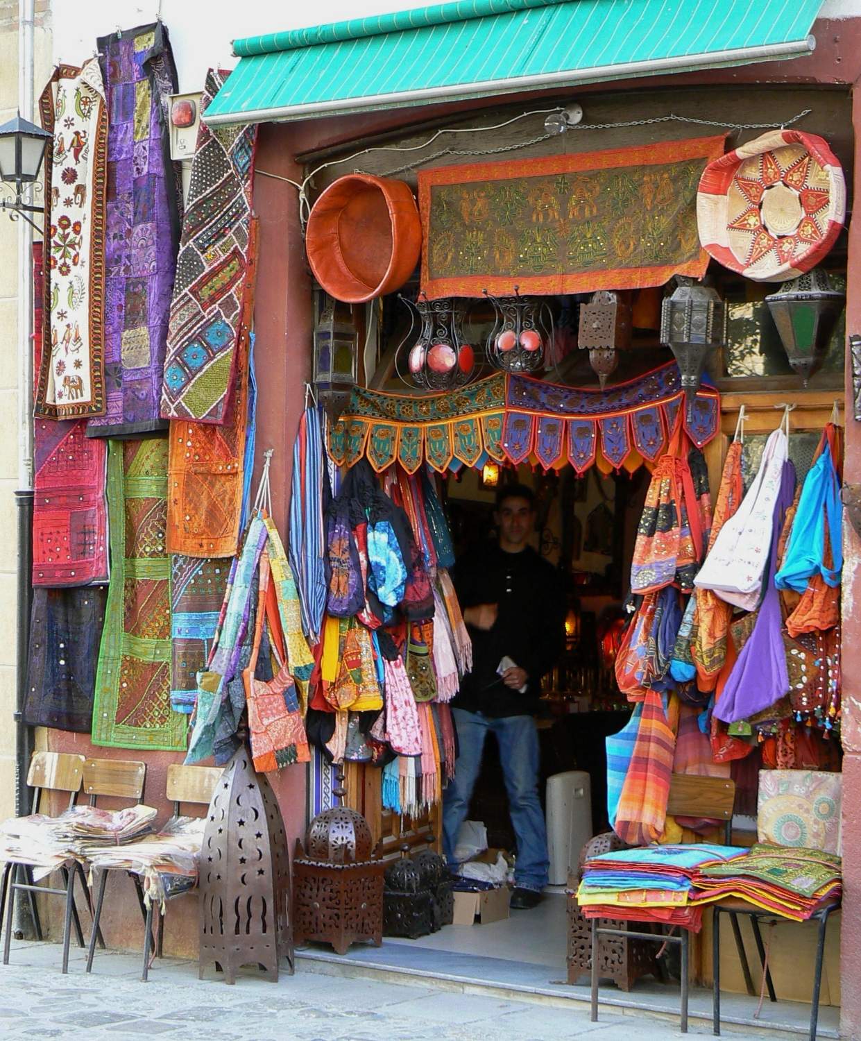 Solve Storefront in Spain jigsaw puzzle online with 180 pieces