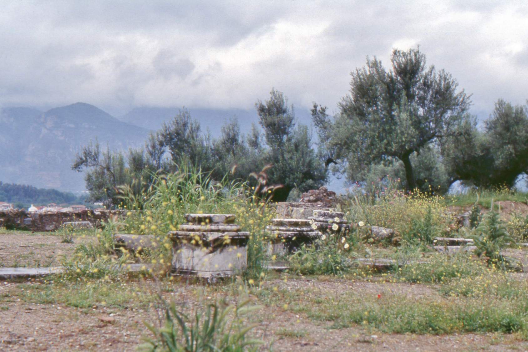 Solve Ghosts jigsaw puzzle online with 126 pieces