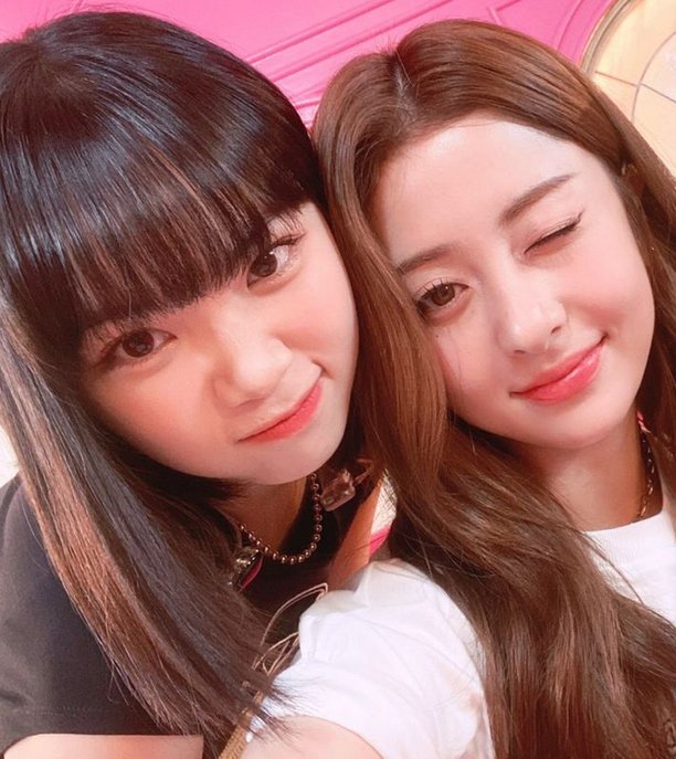 Solve LE SSERAFIM - Kim Chaewon & Huh Yunjin (Purinz) jigsaw puzzle ...