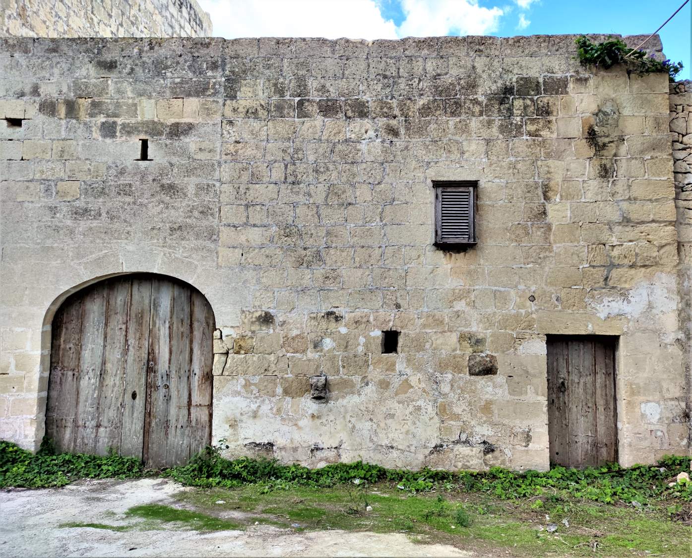 Solve The Traditional Remissa Door And Peep Box jigsaw puzzle online with 99 pieces