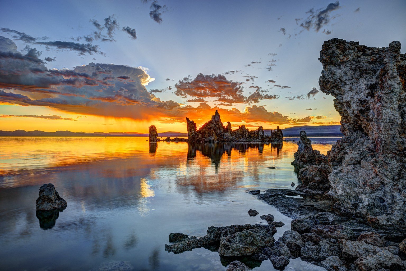Solve Mono Lake sunset jigsaw puzzle online with 96 pieces