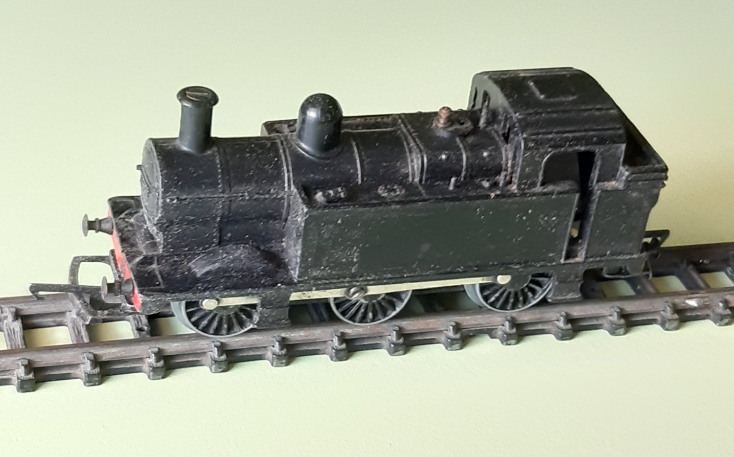 Solve Tri-ang 0-6-0 jigsaw puzzle online with 24 pieces